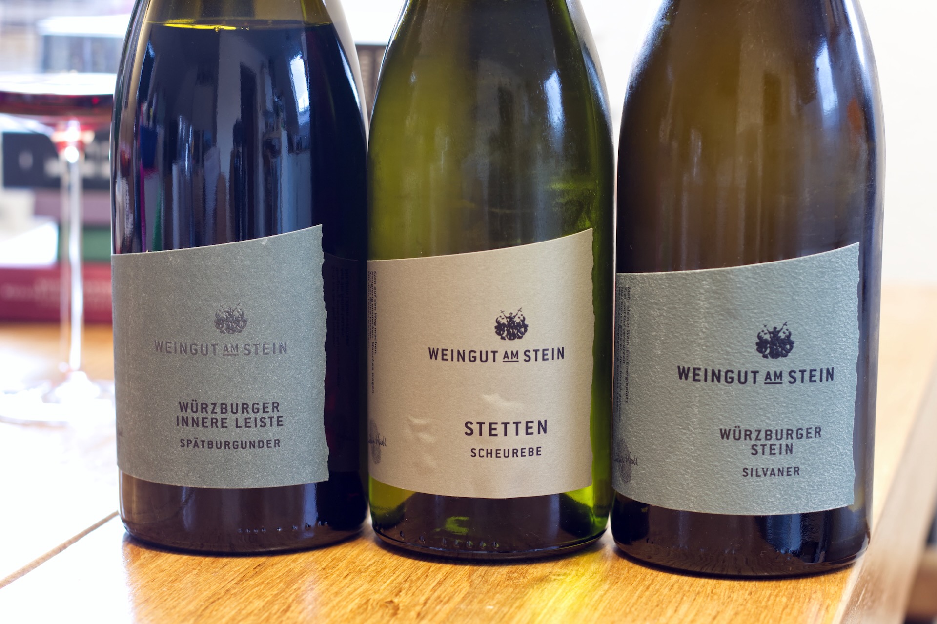 Drei Flaschen Weingut Am Stein · saufwein